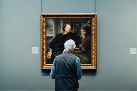 실내 개인적 성찰 갤러리 전시 건축 고독 공공 장소 관중 그림 도시 환경 묵상 문화 전시 문화공간