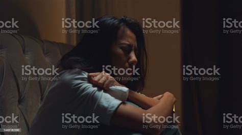 슬픈 우울한 아시아 소녀 침대에서 스트레스 불면증 및 수면 장애가있는 외로운 사람 겁먹은에 대한 스톡 사진 및 기타 이미지 겁먹은 한 명의 여자만 밤 하루 시간대