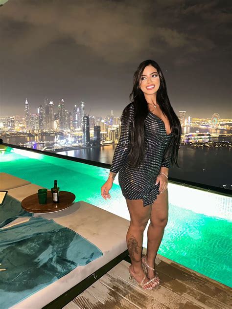 Stephanie Silveira grava em Dubai e recebe proposta de Sheik 500 mil dólares para namorar