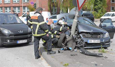 Hamburg Mann Steuert Mercedes Gegen Ampel Lebensgefahr Mopo