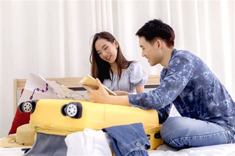 리조트에서 침대에서 스마트 폰과지도로 위치를 검색 하는 관광객의 부부 호텔에 대한 스톡 사진 및 기타 이미지 호텔 18 19세 20 24세 Istock