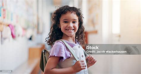 행복 배낭 및 캠퍼스에서의 학습 발달 또는 성장을 위해 학교에서 아이의 초상화 유치원 학원에서 교육 공부 또는 수업을 위해 복도에서 여학생의 자부심 아이 및 얼굴 6 7