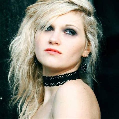 Aella Modèle