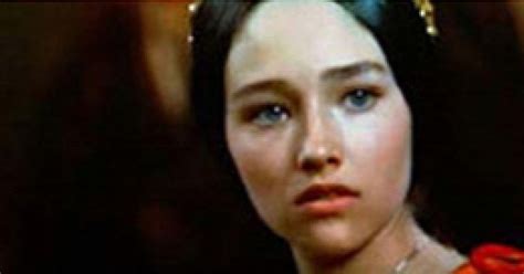 올리비아 핫세 딸 가슴 확 파인 누드톤 드레스 청순글래머 자태