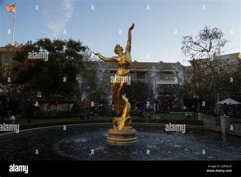 Glendale United States 04th Dec 2020 A Gold Leaf Statue And