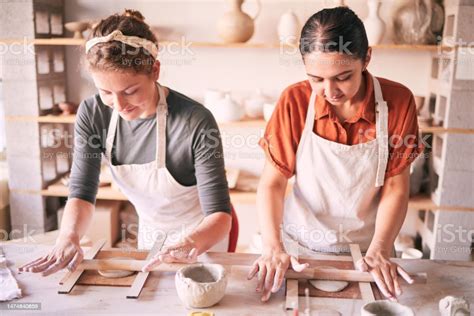 도자기 디자인 및 소규모 비즈니스 사람들은 워크샵 팀워크 협업 및 스타트 업 생산 점토 제조 및 창조적 인 여성 예술가 또는 파트너가 조각 과정에서 함께 작업 20 24세에