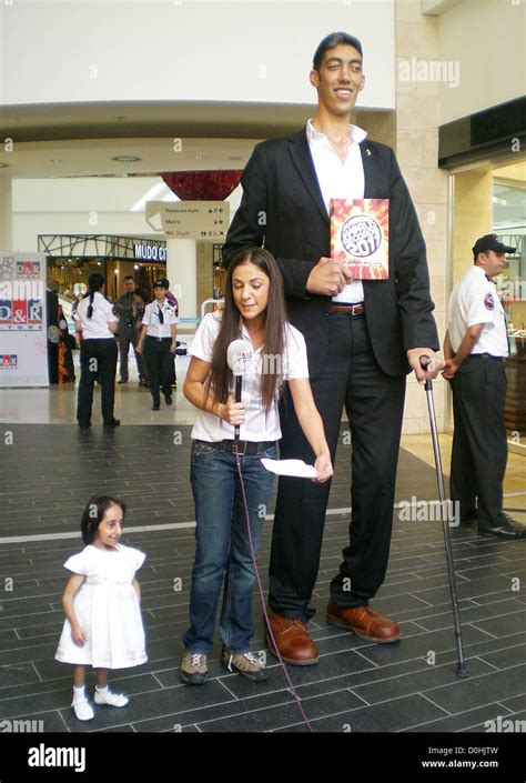 Worlds Smallest And Tallest Man Worlds Tallest Man Sultan Kosen Meets