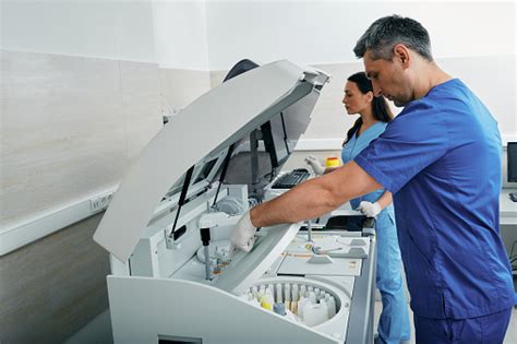 실험실 기술자는 현대 의료 실험실에서 생화학 적 자동 혈액 분석기 근처의 혈액 샘플을 분석합니다 혈액 생화학 병리학자에 대한 스톡 사진 및 기타 이미지 Istock