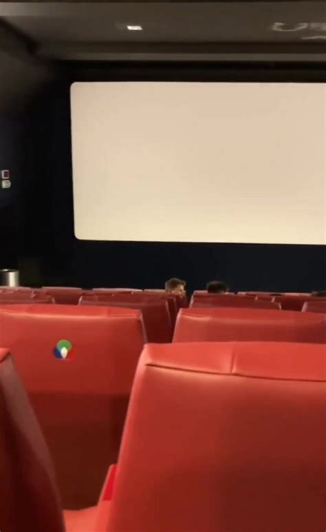 Amadora Mostrando Os Peitinhos Na Sala De Cinema Cnn Amador