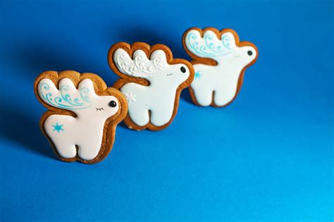 파란색 배경에 귀여운 사슴의 진저 브레드 쿠키 전통적인 크리스마스 음식입니다 크리스마스와 새해 휴일 개념입니다 0명에 대한 스톡 사진 및 기타 이미지 Istock