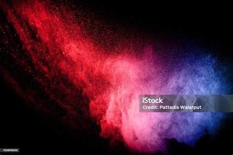 다 색된 파우더 폭발 구름 검은 배경에 고립입니다 색상 먼지 입자 스플래시의 움직임을 동결 검은색에 대한 스톡 사진 및 기타 이미지 Istock