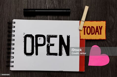 단어 쓰기 텍스트 오픈입니다 비즈니스 개념을 통과 허용 것에 대 한 또는 닫힌된 작업 레지스터 노트북의 반대 어는 즉각적인 사용을 위해 기억 카드 사랑 마음 테이블 배경