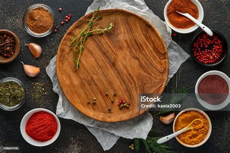 검은 돌 배경에 인도 향기로운 향신료와 허브세트 심 황 딜 파프리카 계피 사프란 바질과 로즈마리 숟가락 맨 위 보기입니다 모의 가루로 빻은에 대한 스톡 사진 및 기타 이미지