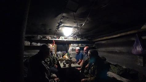 ЖИВЁМ В ИЗБЕ БОЛЬШОЙ КОМПАНИЕЙ РЫБАЛКА НА СПИННИНГ ДО ГРОЗЫ ПЕРВЫЕ