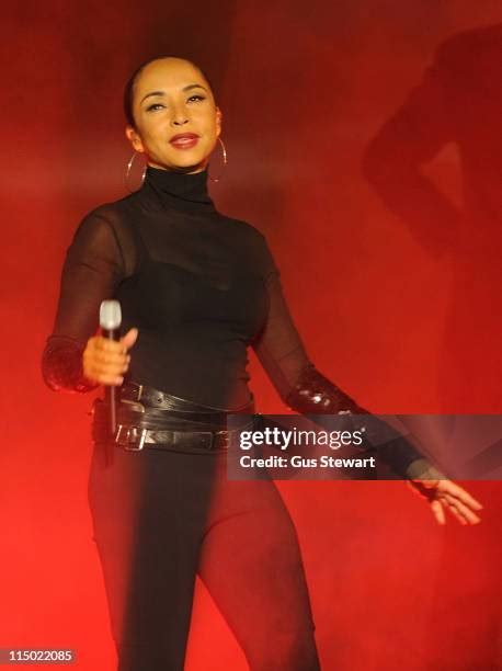 Sade Performs In London Photos And Premium High Res Pictures Getty Images