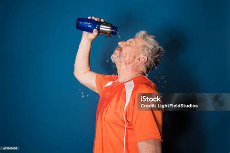 얼굴에 스포츠 병에서 물 붓는 운동복에에서 운동 성숙한 남자 70 79세에 대한 스톡 사진 및 기타 이미지 70 79세