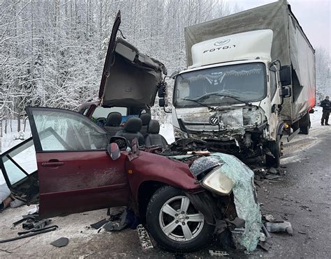 Четыре человека погибли в ДТП с грузовиком в Кировской области