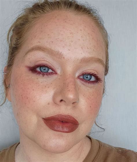 How To Tap Into The Cool Girl Burgundy Mascara Trend Who What Wear