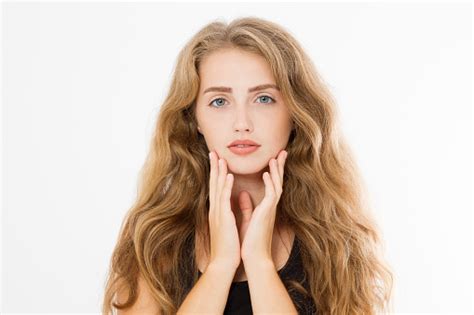 길고 빛나는 물결 모양의 헤어 스타일을 가진 금발 소녀 흰색 배경에 고립 젊은 여자 얼굴 치료 미용 및 스킨 케어 미용 및 스파 컨셉 복사 공간 20 24세에 대한 스톡