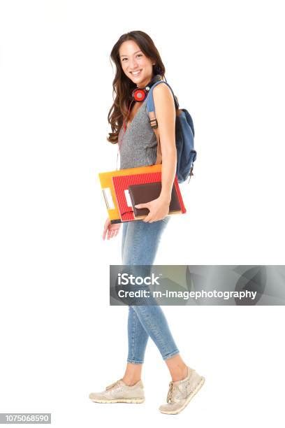 전신 아시아 여성 대학생 책과 가방 고립 된 흰색 배경 산책 걷기에 대한 스톡 사진 및 기타 이미지 걷기 측면 보기 학생