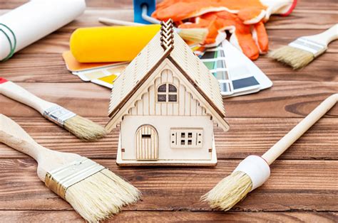 테이블에 페인트 롤러 브러쉬 색상 견본 책 집의 모델입니다 홈 개선 및 복구 개념입니다 Diy에 대한 스톡 사진 및 기타 이미지 Istock