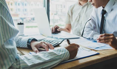 사업을 시작 합니다 팀 작업 미팅 포인트를 경제의 위쪽 및 아래쪽 그래프를 논의 하 고 노트북에서 작동 사람 선택적 초점 경영자에 대한 스톡 사진 및 기타 이미지 Istock