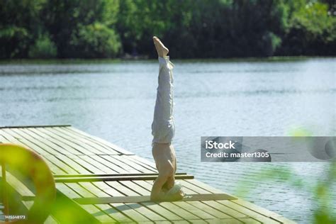 야외에서 일출에 강 정박지에서 요가를 연습하는 젊은이 자기 인식과 수용 정신 건강 휴식 자연과의 조화의 개념 30 34세에 대한 스톡 사진 및 기타 이미지 Istock