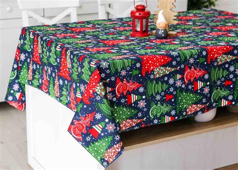 Купити Новорічна скатертина з тефлоновим покриттям Єлки 1 2 м х 1 5 м 4 серветки ціна 267