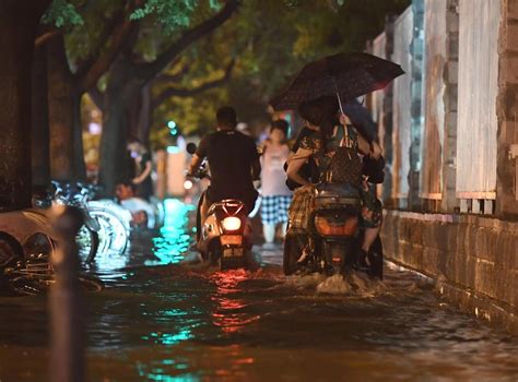 北京大雨金台路积水 抢险人员撬井盖排水井盖积水新浪新闻