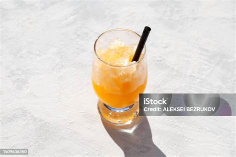 슬러시 천연 오렌지 주스와 함께 마셔야합니다 상쾌한 여름 음료 스페인 그라니자도 또는 달콤한 면도 얼음을 맑은 유리 꼭대기 전망 셔벗에 대한 스톡 사진 및 기타 이미지