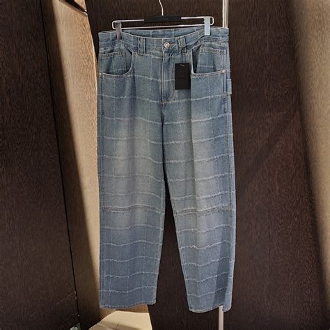 시스템옴므 현대시티아울렛 동대문점 워시드 테이퍼드 데님 팬츠 감각적인 워싱 디테일과 여유로운 테이퍼드 실루엣이 어우러진 데님 팬츠입니다 허리 라인 내부에 드로우