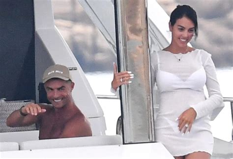 مجدداً جورجينا بـالبكيني مع رونالدو على متن اليخت الخاص به صور