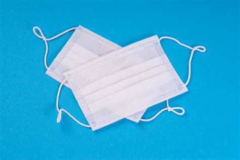 코비드19 코로노 바이러스 파란색 의료 배경에 의료 마스크 코로노 바이러스 및 기타 전염병과의 싸움의 개념 개인 보호 장비가