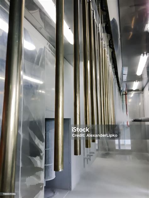 금속 부품 공장의 산업용 컨베이어 라인 분말 페인트 부품 및 페인트 부품의 표면의 전처리 0명에 대한 스톡 사진 및 기타 이미지 Istock