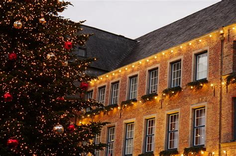 축제 조명과 장식 크리스마스 트리의 일부 마을 회관의 흐릿한 배경 건물 0명에 대한 스톡 사진 및 기타 이미지 0명 거리 건물 외관 Istock