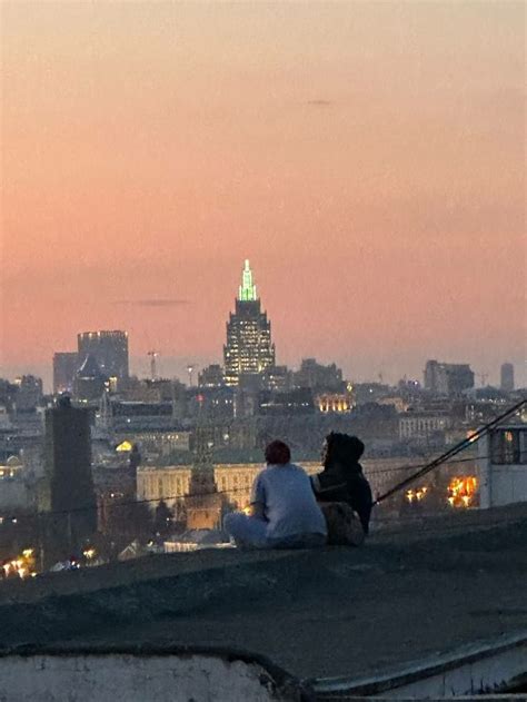 обычный вечер в 2025 г Закаты Парни фото Город