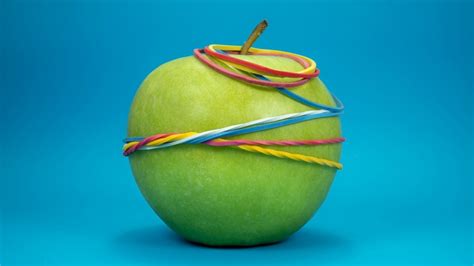 The Rubber Band Hack That Will Keep Your Apples From Turning Brown