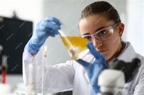 Premium Photo Female Biochemist Analyzing Sample