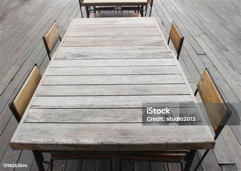 커피숍 레스토랑의 빈 야외 오래된 빈티지 나무 테이블과 의자 0명에 대한 스톡 사진 및 기타 이미지 0명 가구 가정의 방 Istock