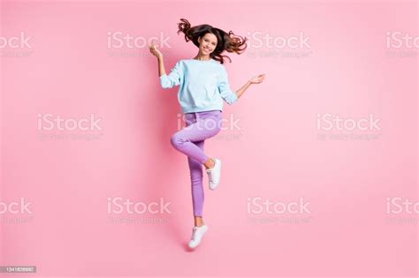 핑크 파스텔 컬러 배경에 고립 된 재미 가 사랑스러운 쾌활한 슬림 물결 모양의 머리 소녀 점프의 전체 길이 바디 사이즈 보기 갈색 머리에 대한 스톡 사진 및 기타 이미지