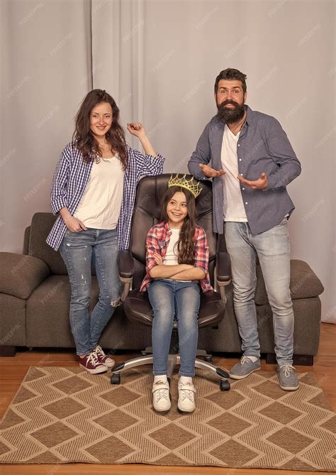 Familia Orgullosa Familia Feliz Con Niña Princesa Padre Y Madre Crianza