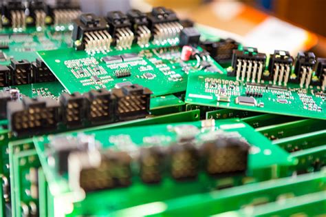 방금 제작된 다양한 자동차 인쇄 회로 기판과 표면 장착 부품이 있는 Pcb가 기판 위에 있습니다 얕은 Dof 가로 이미지 0명에 대한 스톡 사진 및 기타 이미지 Istock