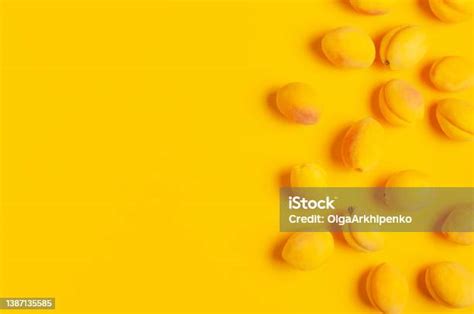 노란 배경에 잘 익은 신선한 살구 과일 평평한 평지 상단 보기 복사 공간 신선한 유기농 살구 다이어트 비건 음식 창조적 인 살구 패턴 수확 개념 개념에 대한 스톡 사진 및