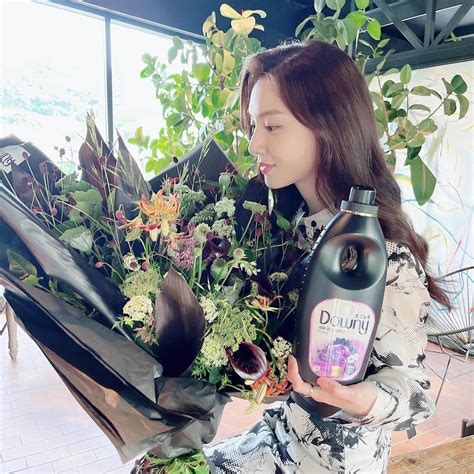 ソ・ジヘさんのインスタグラム写真 ソ・ジヘinstagram「광고 다우니의 새로운 섬유유연제는 은은하고 자연스러운 생화 향기가 느껴져서 너무 좋아요 프리지아앤페어