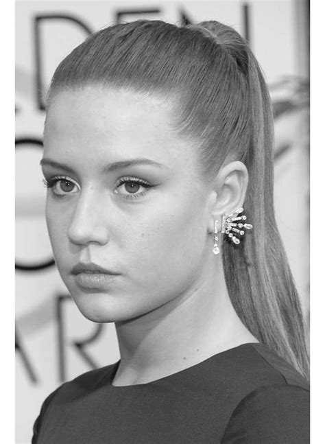 Adele Exarchopoulos Sleek Hairstyles Beauty Golden Globes