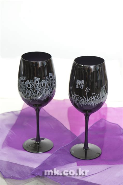 목판화 입은 ‘와인잔 한세트 100만원 훌쩍 작가 누구 매일경제