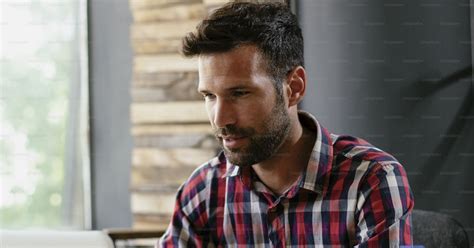 사무실에서 노트북으로 일하는 사업가 사무실에서 프로젝트를 진행하는 세련된 사업가 사진 Unsplash의 젊은이 이미지