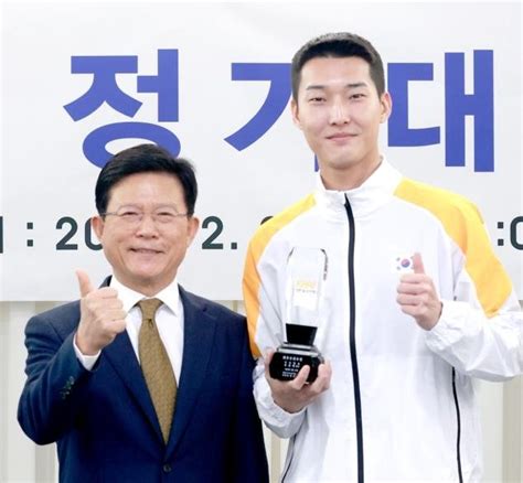 우상혁 대한육상연맹 올해의 선수상김도균 코치는 지도자상 파이낸셜뉴스 우상혁 대한육상연맹 올해의 선수상김도균 코치는 지도자상 파이낸셜뉴스