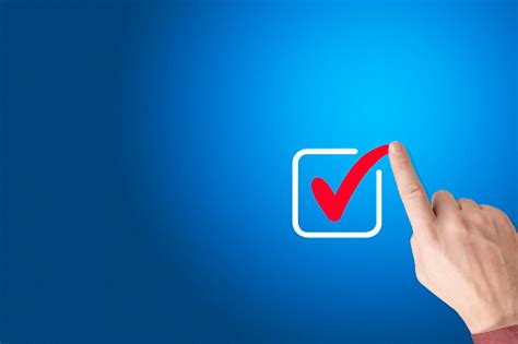 체크리스트 개념 마커 빨간색 마커 빨간색으로 확인 란에 확인 마크에 사업가 확인 표시 마커 빨간색으로 확인 란에 마크를 확인 하는 사업가의 손 복사 공간을 복사합니다 파란색