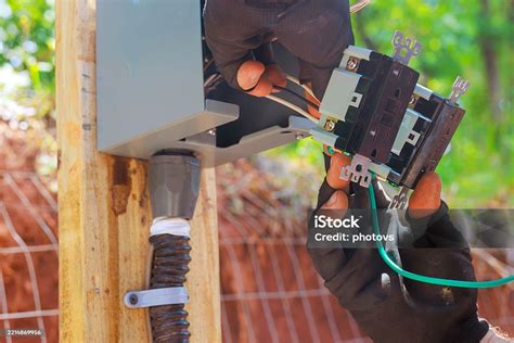 전기 기술자는 근무일 동안 주거용 실외 전기 패널의 회로 차단기에 전선을 연결합니다 45 49세에 대한 스톡 사진 및 기타 이미지 45 49세 개선 고용과 노동